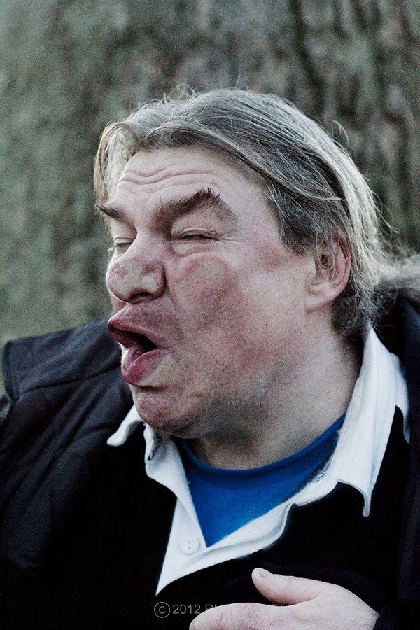 Les incroyables photos des ces personnes aux visages collés contre une ...