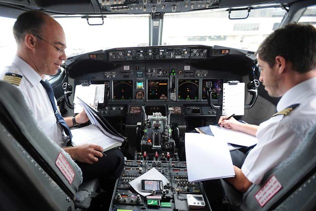 Le commandant de bord d'un avion reste bloqué aux toilettes...