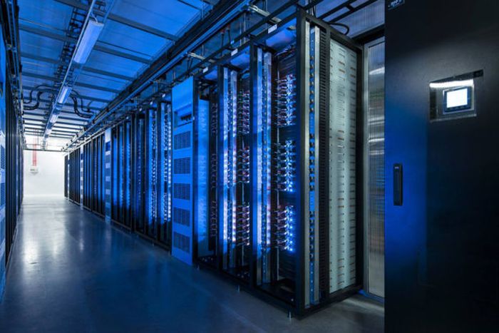 Les images du premier data center Européen de Facebook en Suède