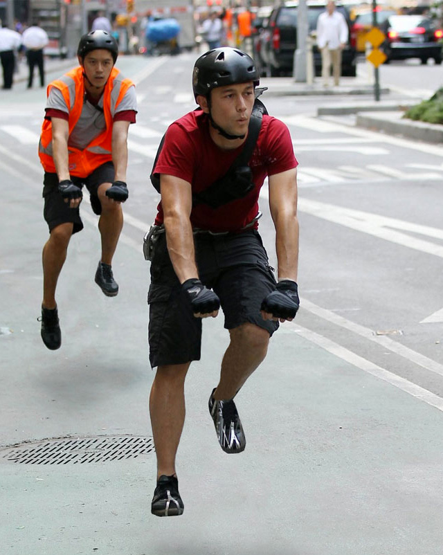 Invisible Bicycles : les stars sur leur vélo invisible