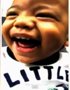Cet enfant né sourd éclate de rire en entendant pour la première fois ...