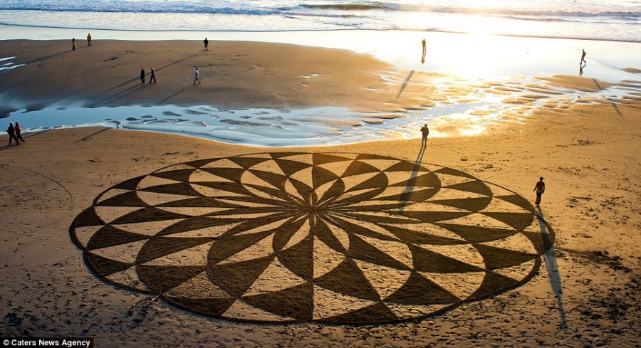 Il réalise de magnifiques dessins sur le sable - Page 2 sur 3