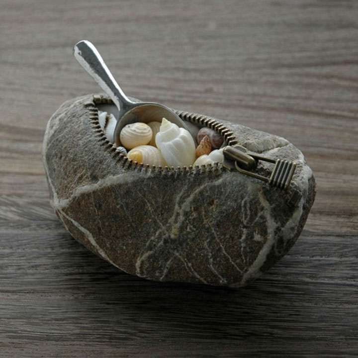 Il sculpte des objets hyper-réalistes sur des pierres