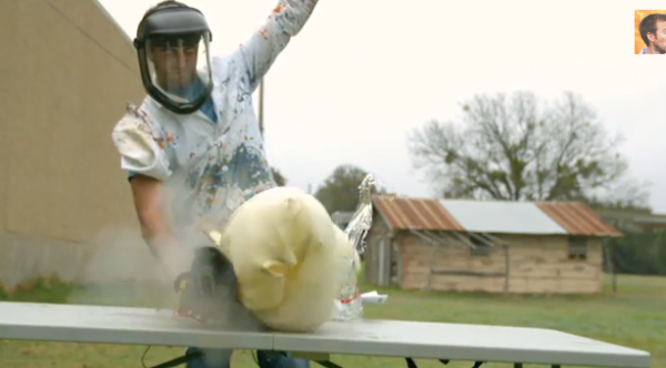 Un airbag qui se déclenche en slow motion, ça donne ça