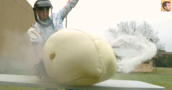 Un airbag qui se déclenche en slow motion, ça donne ça