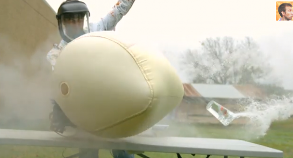 Un airbag qui se déclenche en slow motion, ça donne ça