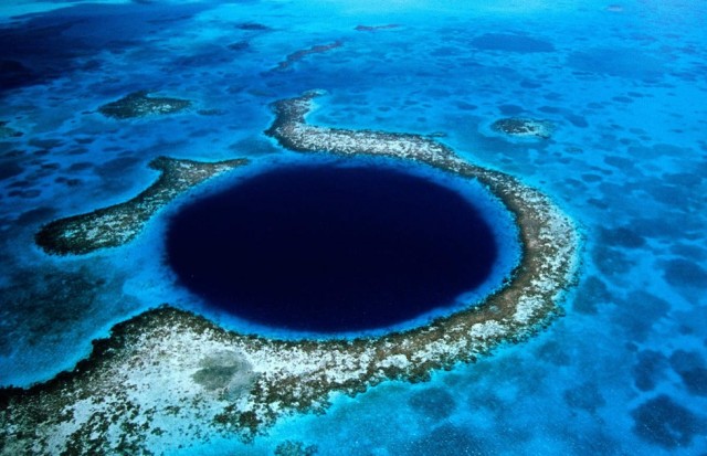 Envie de voyager ? Découvrez ces photos de magnifiques trous naturels ...