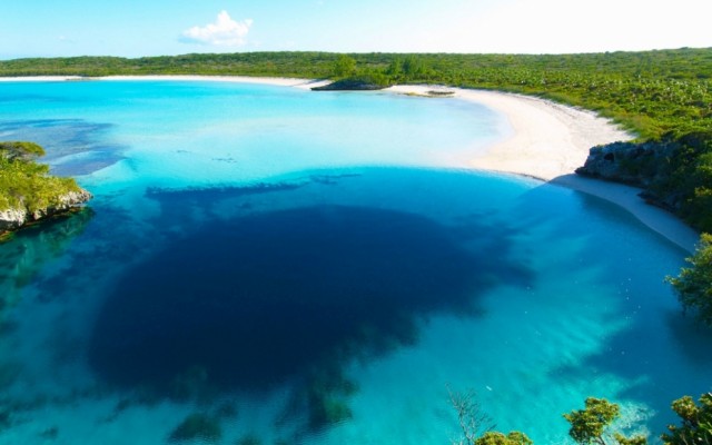 Envie de voyager ? Découvrez ces photos de magnifiques trous naturels ...