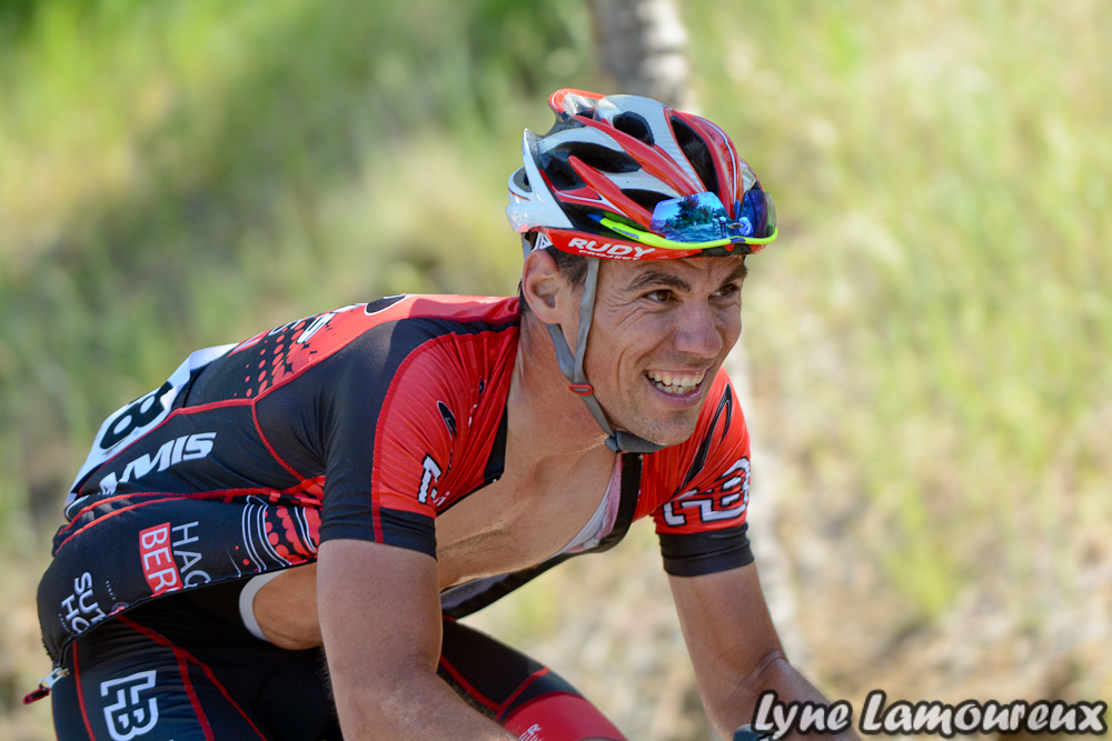 [Vidéo]Ce cycliste célèbre sa victoire... alors qu'il lui reste un tour ...