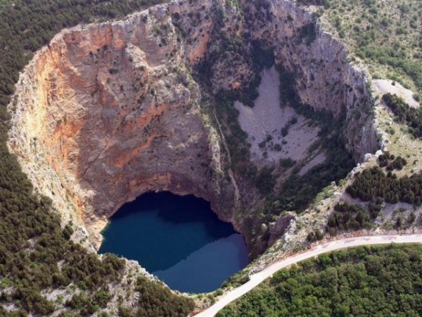 Envie de voyager ? Découvrez ces photos de magnifiques trous naturels ...