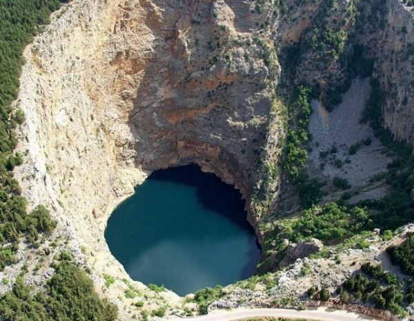Envie de voyager ? Découvrez ces photos de magnifiques trous naturels ...