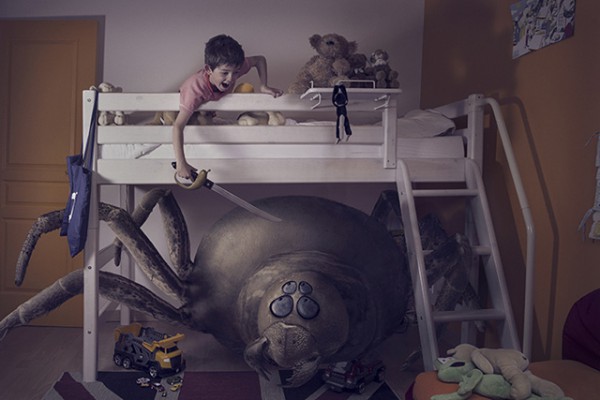 Elle met en scène des enfants qui combattent leurs cauchemars