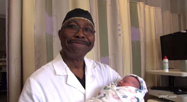 L'adorable rituel de ce docteur à chaque fois qu'un bébé naît va vous ...