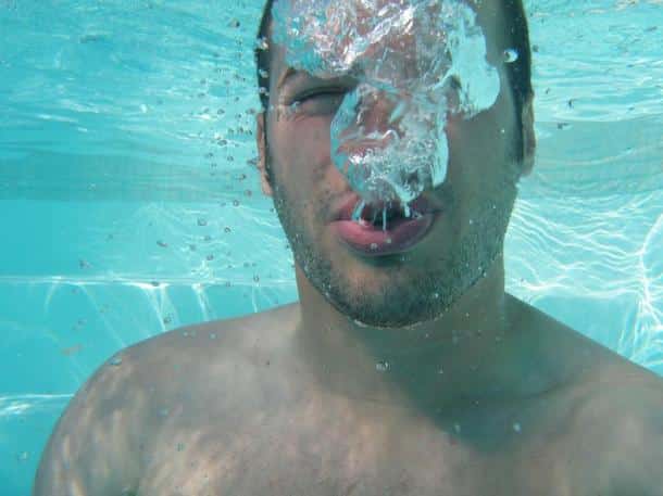 Si vous avez les yeux rouges en allant à la piscine, ce n'est pas à ...