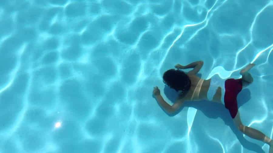 Si vous avez les yeux rouges en allant à la piscine, ce n'est pas à ...