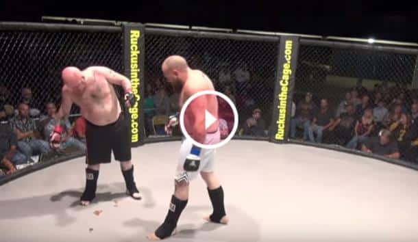 En plein combat, un combattant de MMA se fait caca dessus...oui oui