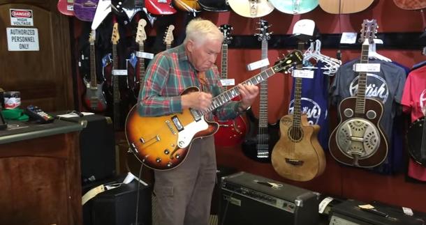 En laissant entrer ce papi de 80 ans dans sa boutique de musique, il ...