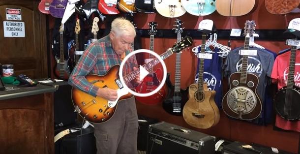 En laissant entrer ce papi de 80 ans dans sa boutique de musique, il ...