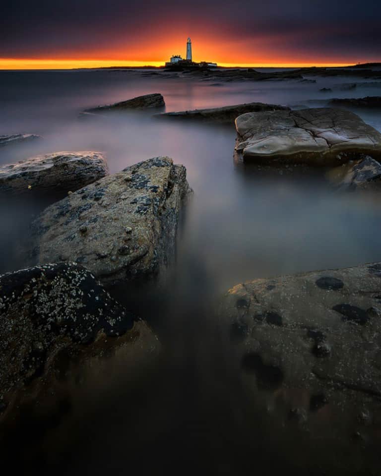 27 phares majestueux qui affrontent la mer déchainée