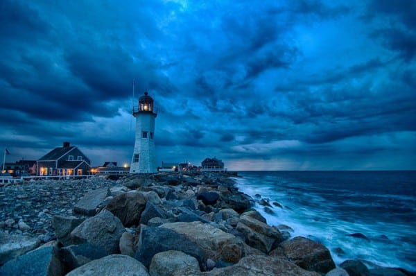 27 phares majestueux qui affrontent la mer déchainée