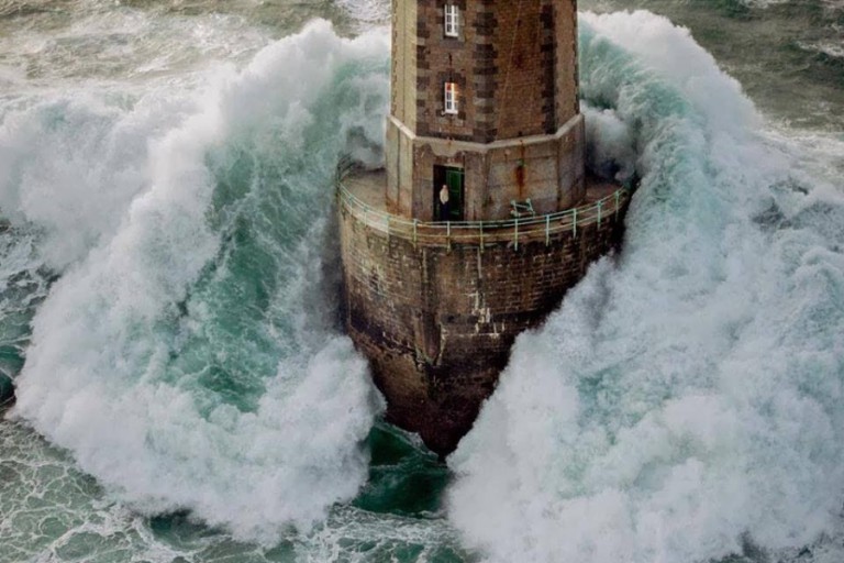 27 phares majestueux qui affrontent la mer déchainée