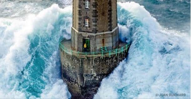 27 phares majestueux qui affrontent la mer déchainée