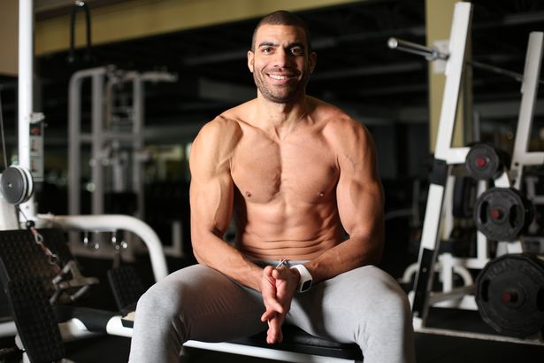 Chaque nuit, ce sportif adepte de junk food se goinfre d'aliments hyper ...