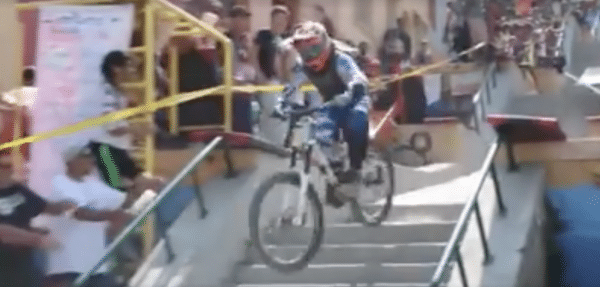 Les chutes de cette compétition de descente à VTT sont vraiment ...