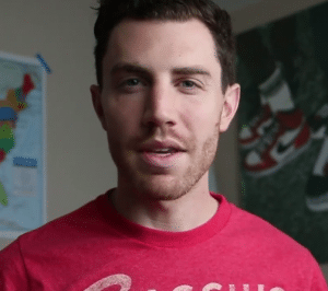 En plein road-trip au milieu de nul part, il aperçoit deux petites ...