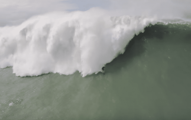 Un surfeur se fait happer par une énorme vague et son sauvetage à jet ...