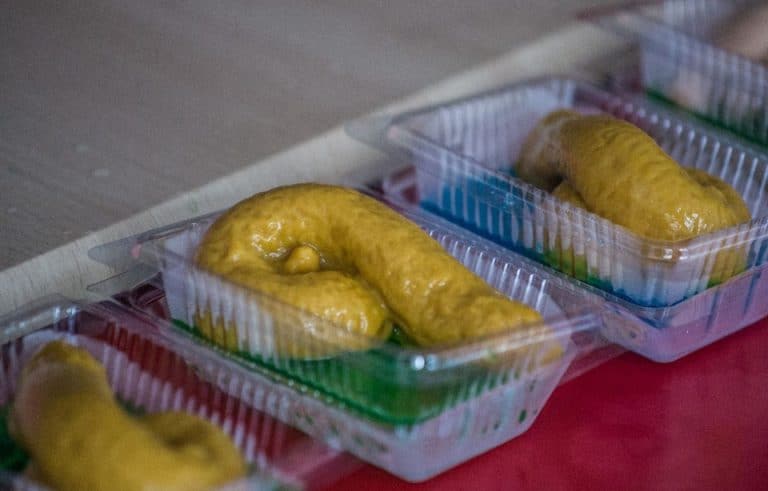 Elle cuisine des petits gâteaux caca et apparemment, ils ont un succès ...