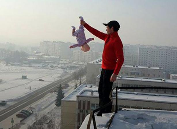 Un « cascadeur de l'extrême » suspend son bébé dans le vide, juste pour ...