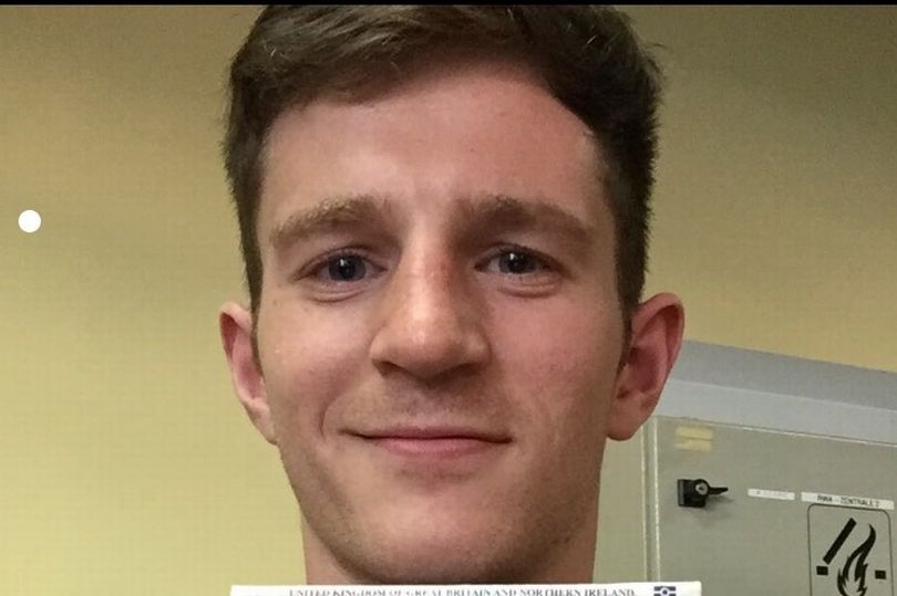 Il prend l'avion sans problème alors qu'il utilise le passeport de sa petite amie