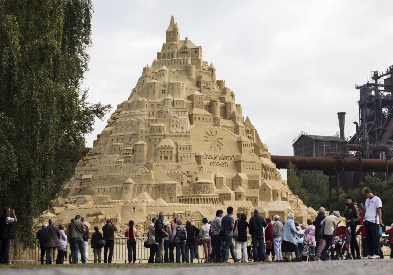 Le record du plus grand château de sable a été battu et c'est ...