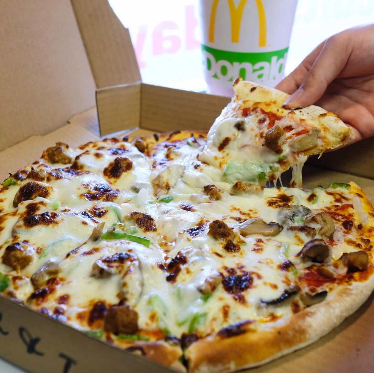 Manger de la pizza chez McDonald's ? C'est possible ! Découvrez la ...