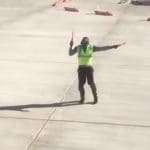 Ce parqueur qui danse sur le tarmac va faire votre journée (vidéo)