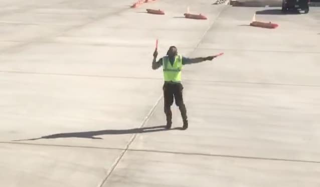 Ce parqueur qui danse sur le tarmac va faire votre journée (vidéo)