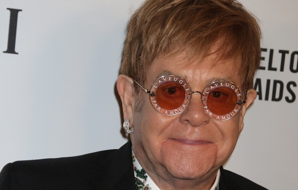 Elton Jon pète les plombs en plein concert : « réparez-moi ça putain ...