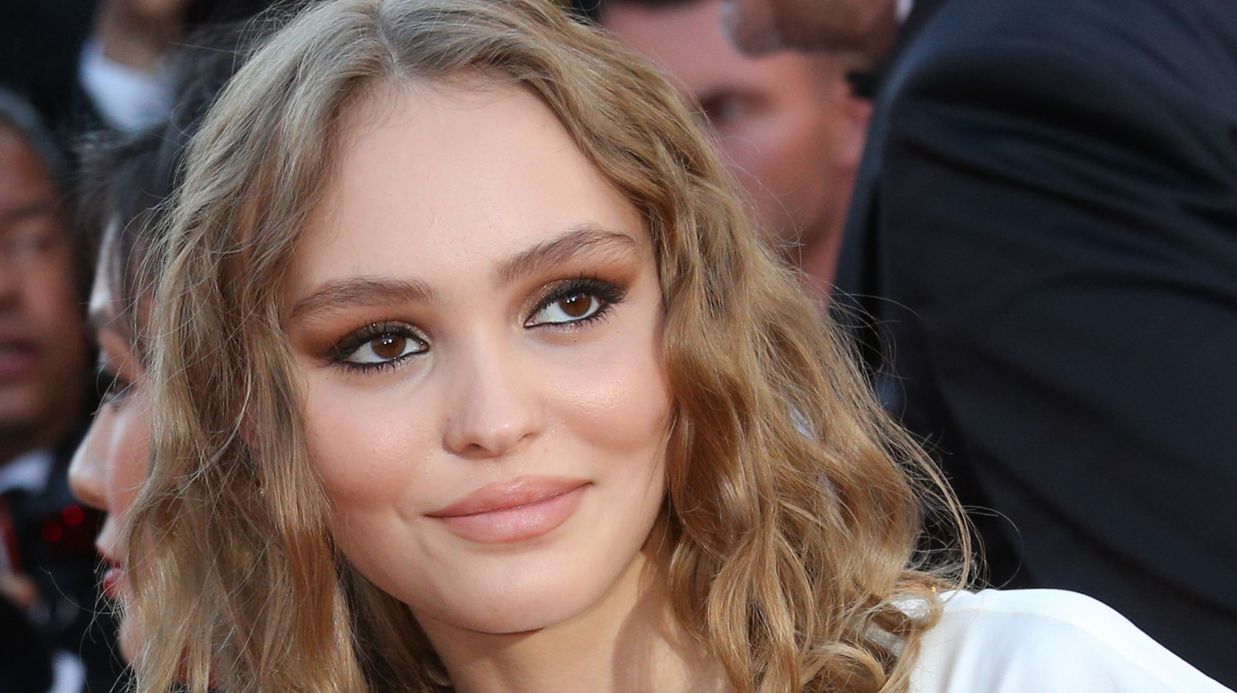 Lily Rose Depp Ultra Sexy Elle Pose Topless Sur Instagram