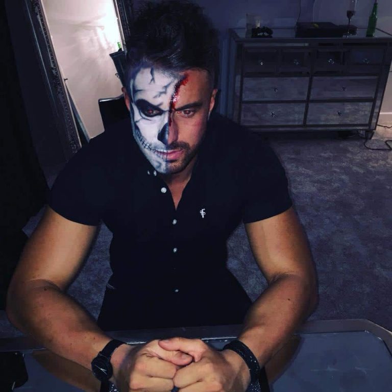 Elle aide son fils saoul à se mettre au lit, la nuit d'Halloween, mais ...