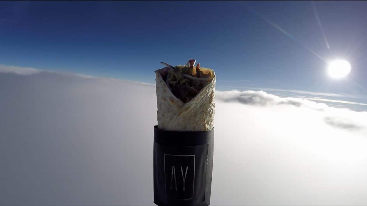 Le premier kebab dans l'espace ! Un dürüm vole dans la stratosphère
