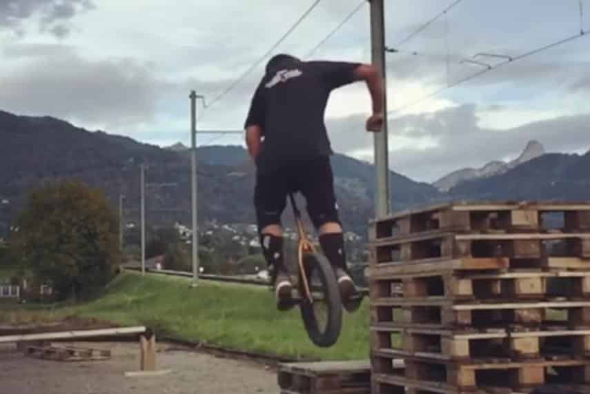 Il tente une figure en monocycle street et on peut dire qu'il gère