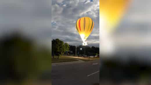 Sa montgolfière prend feu en plein vol