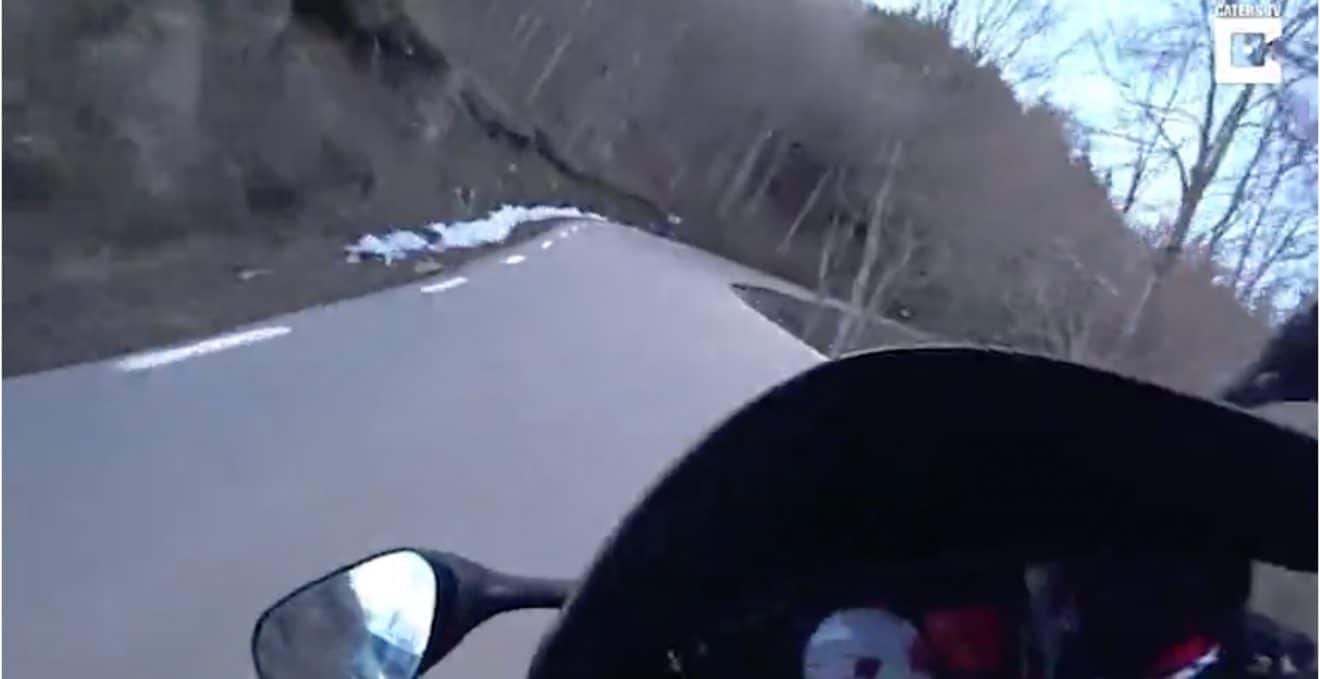 Un motard rate son virage et finit sa course dans un ravin