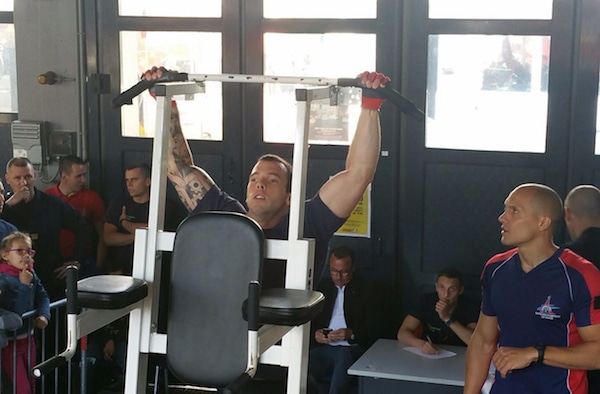 Cet homme détient le record du monde de tractions : 1972 en 3 heures