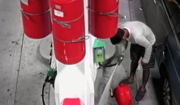 Un pyromane incendie une pompe à essence dans une station service (vidéo)