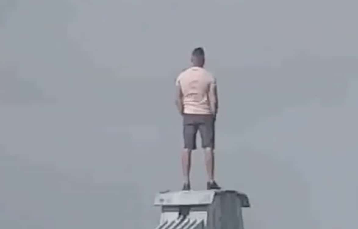 Cet homme complètement saoul est prêt à tout pour échapper à la police ...