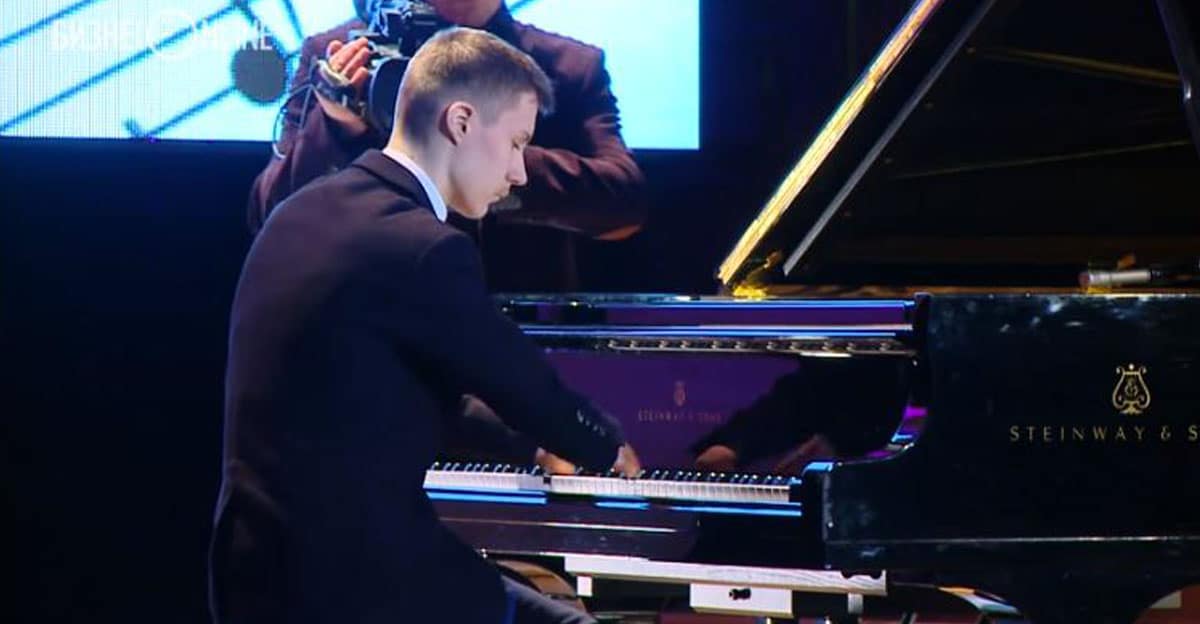 Cet ado prodige du piano… n’a pas de doigts