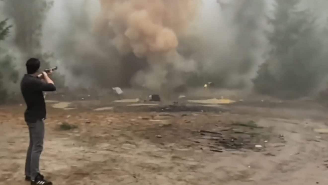 Ces jeunes tirent sur 24 kilos d'explosifs ! (vidéo)