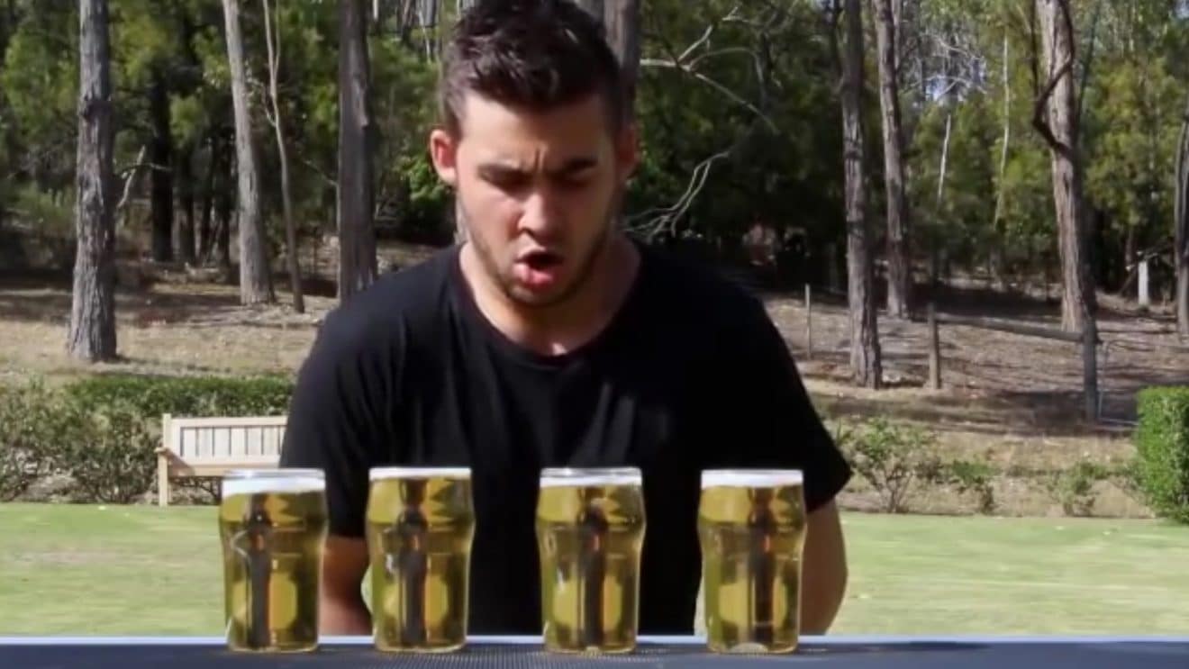 Cet homme boit 4 pintes de bière en 10 secondes ! (vidéo)